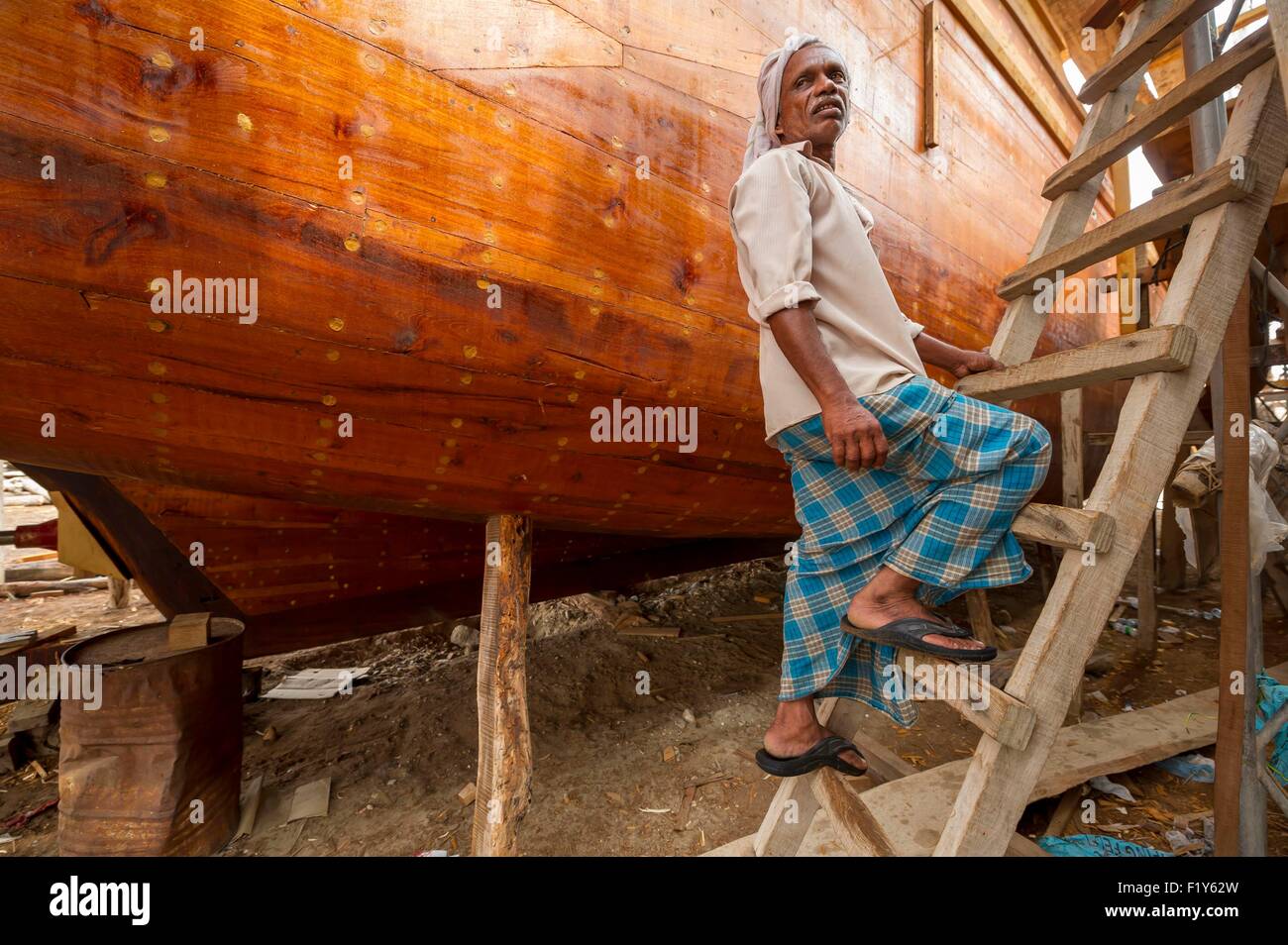 Oman sur dhow shipyard hi-res stock photography and images - Alamy