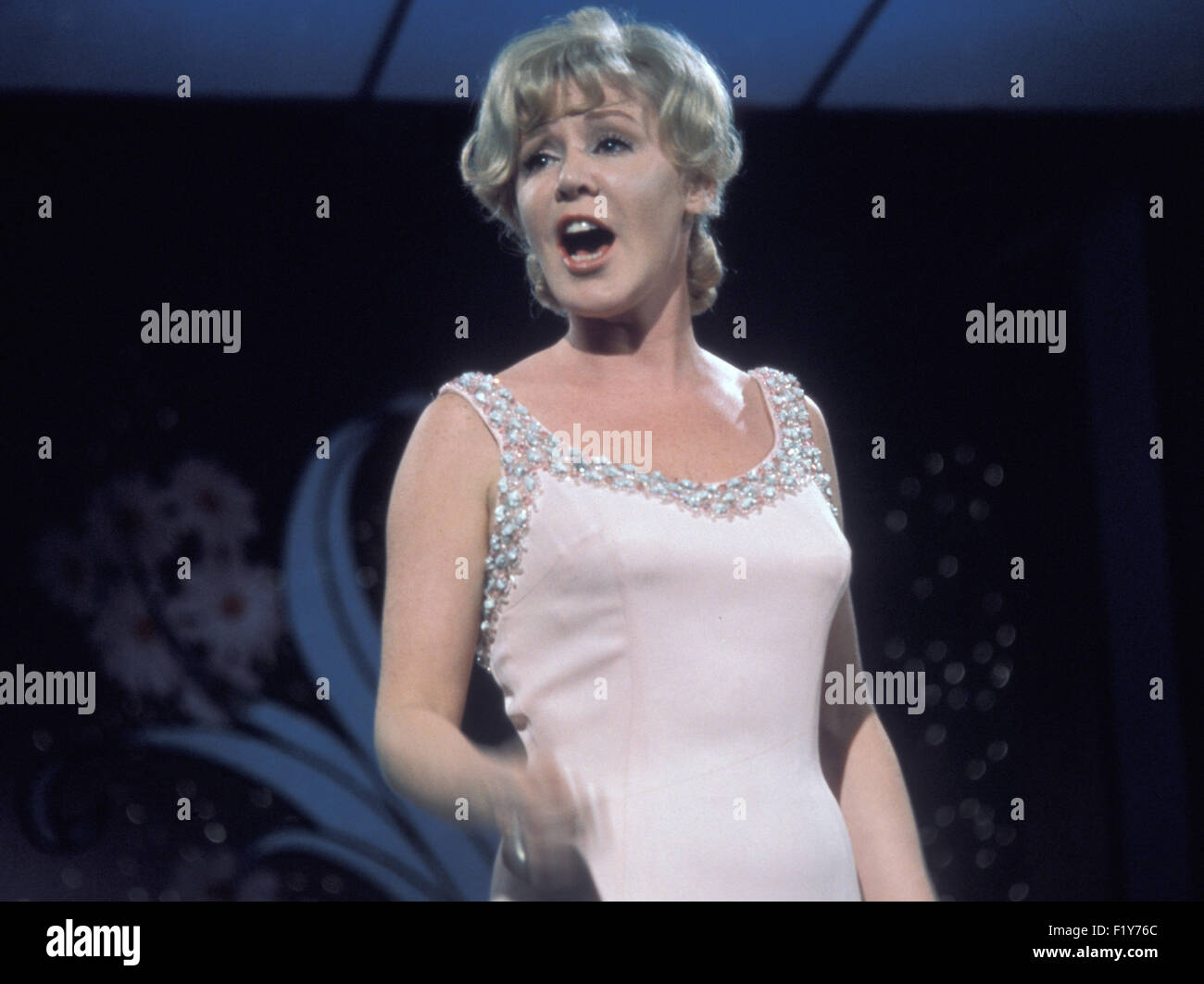 .KATHY KIRBY (1928-2010) UK pop singer about 1963 Photo: Tony Gale ...