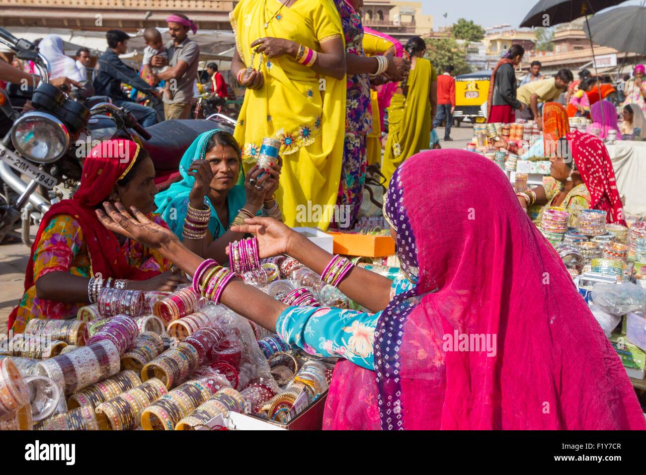 India street life women sari woman hi-res stock photography and images ...