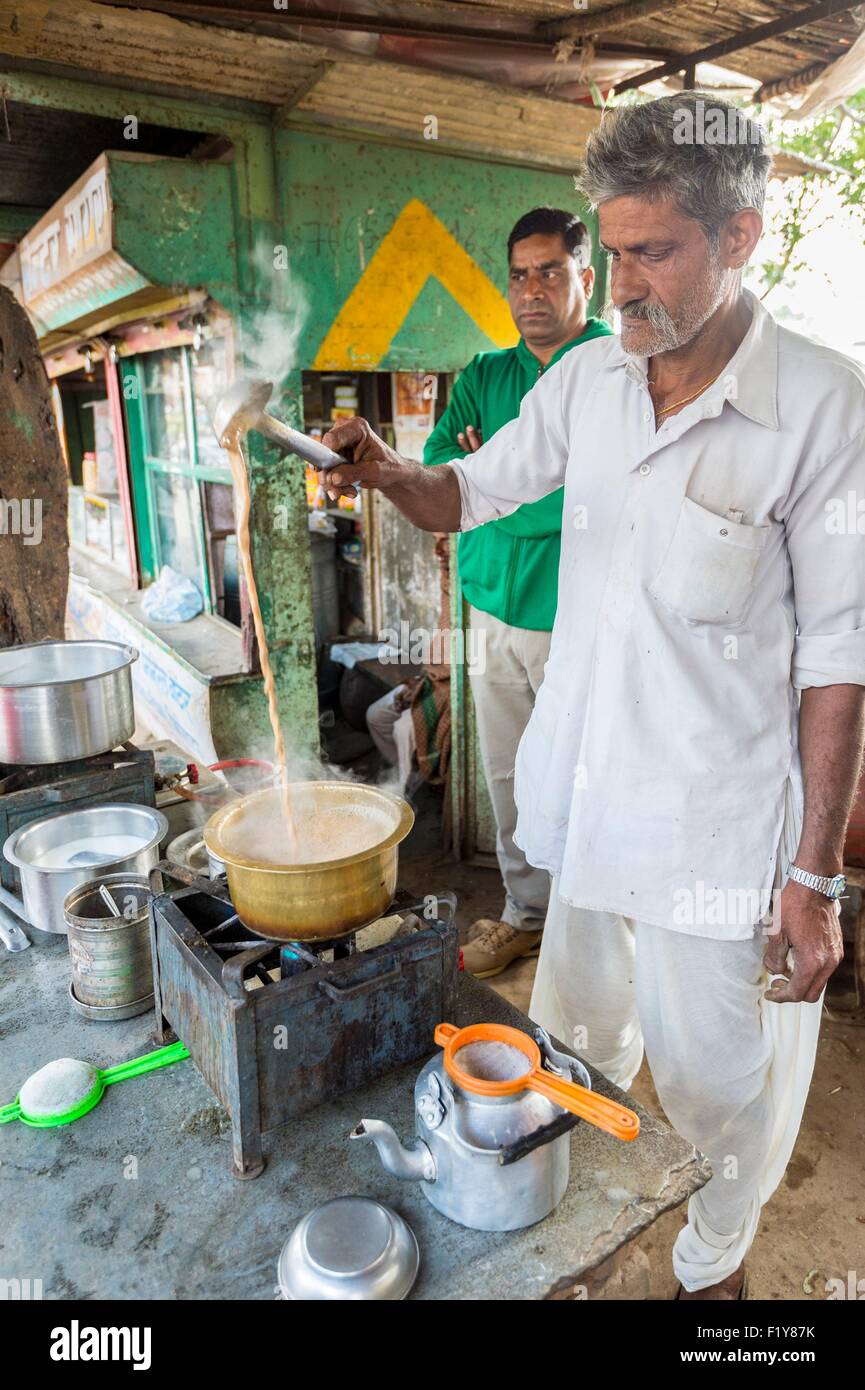 India, Rajasthan state, Saira, making spicy Massala tea Stock Photo - Alamy