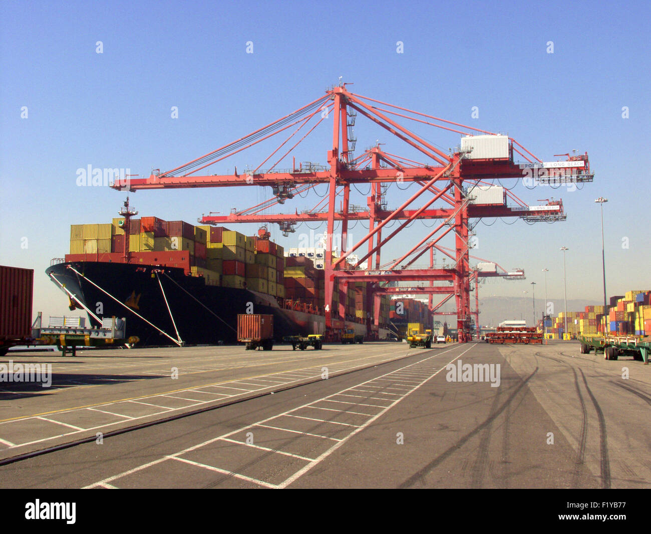 containership loading dockside Stock Photo - Alamy