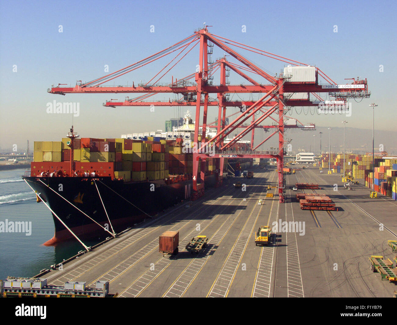 Dockside loading hi-res stock photography and images - Alamy