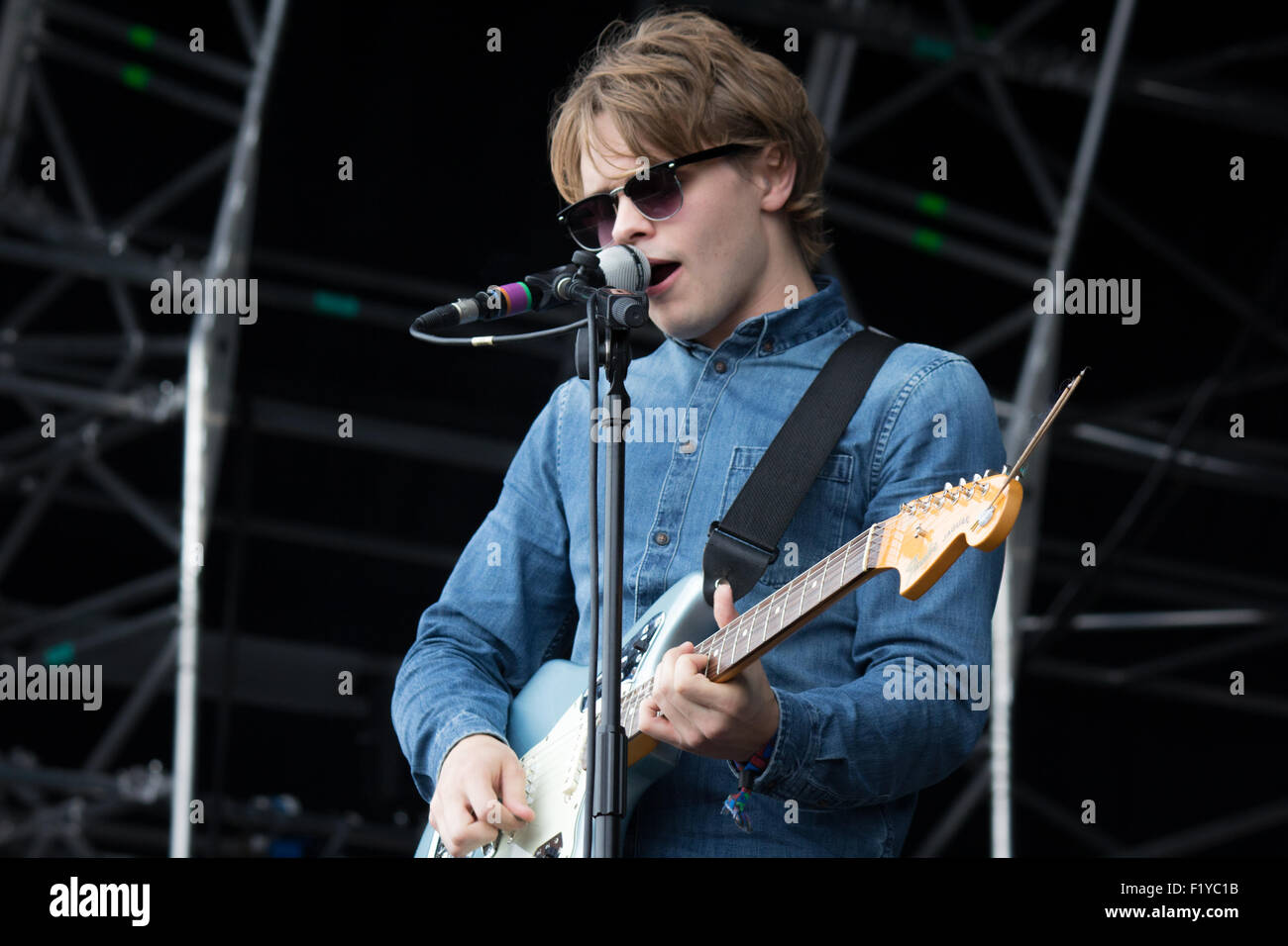 Rowan Bastable of Kassassin Street playing guitar and singing at ...