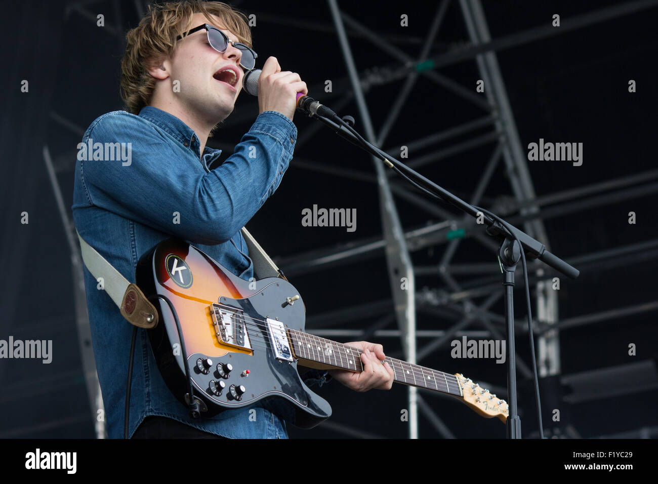 Rowan Bastable of Kassassin Street playing guitar and singing at ...