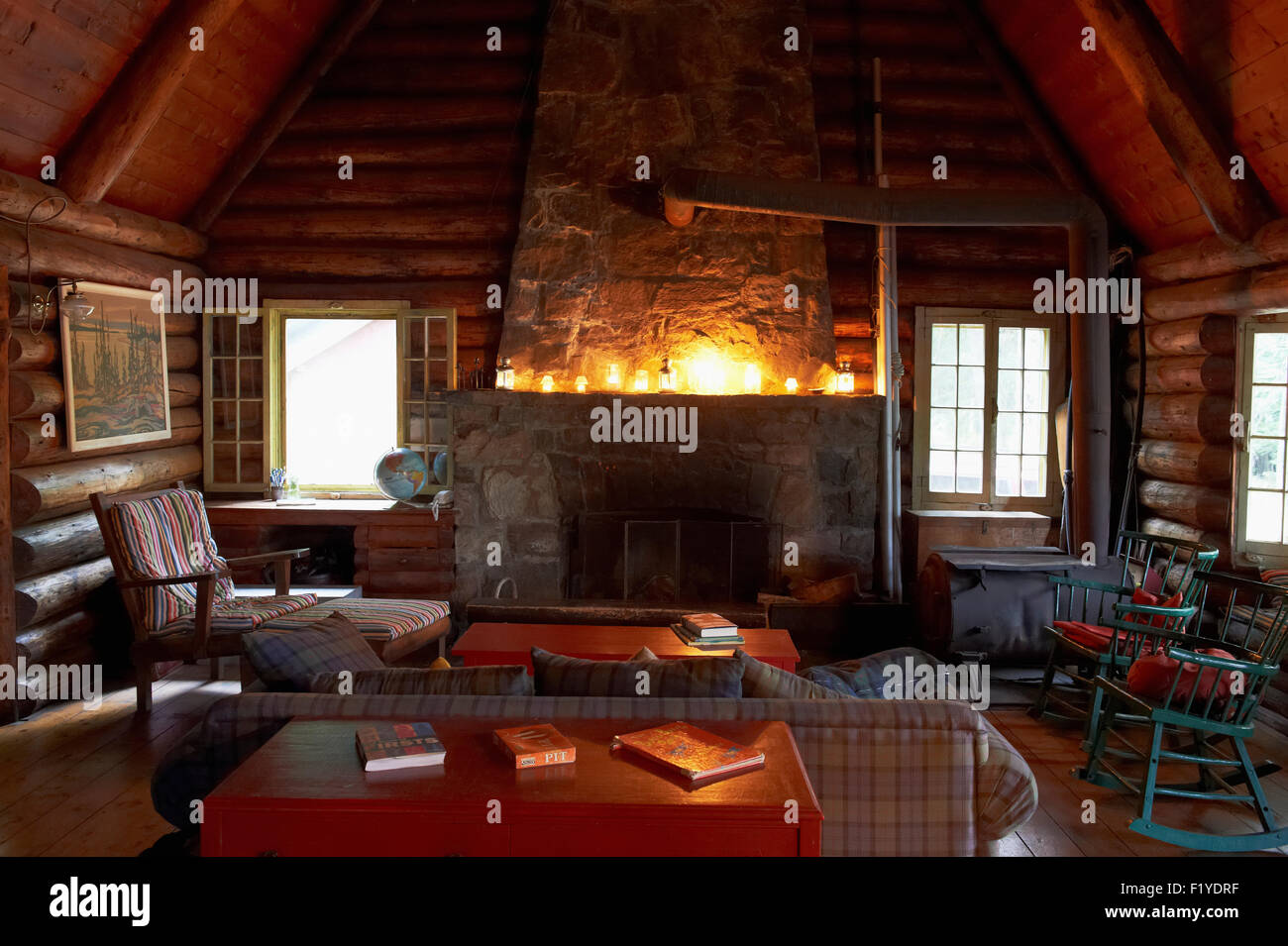 Cottage,Canada,Quebec,Log Cabin,Lac Des Neiges Stock Photo - Alamy