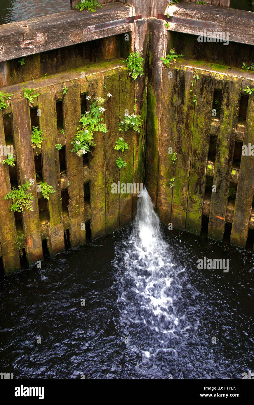 Deep canal lock hi-res stock photography and images - Alamy