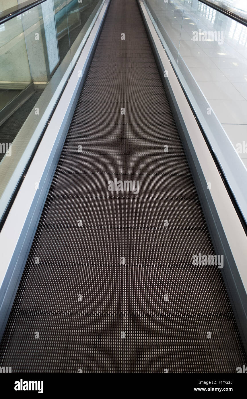 Moving walkway pedestrian airport hi-res stock photography and images ...