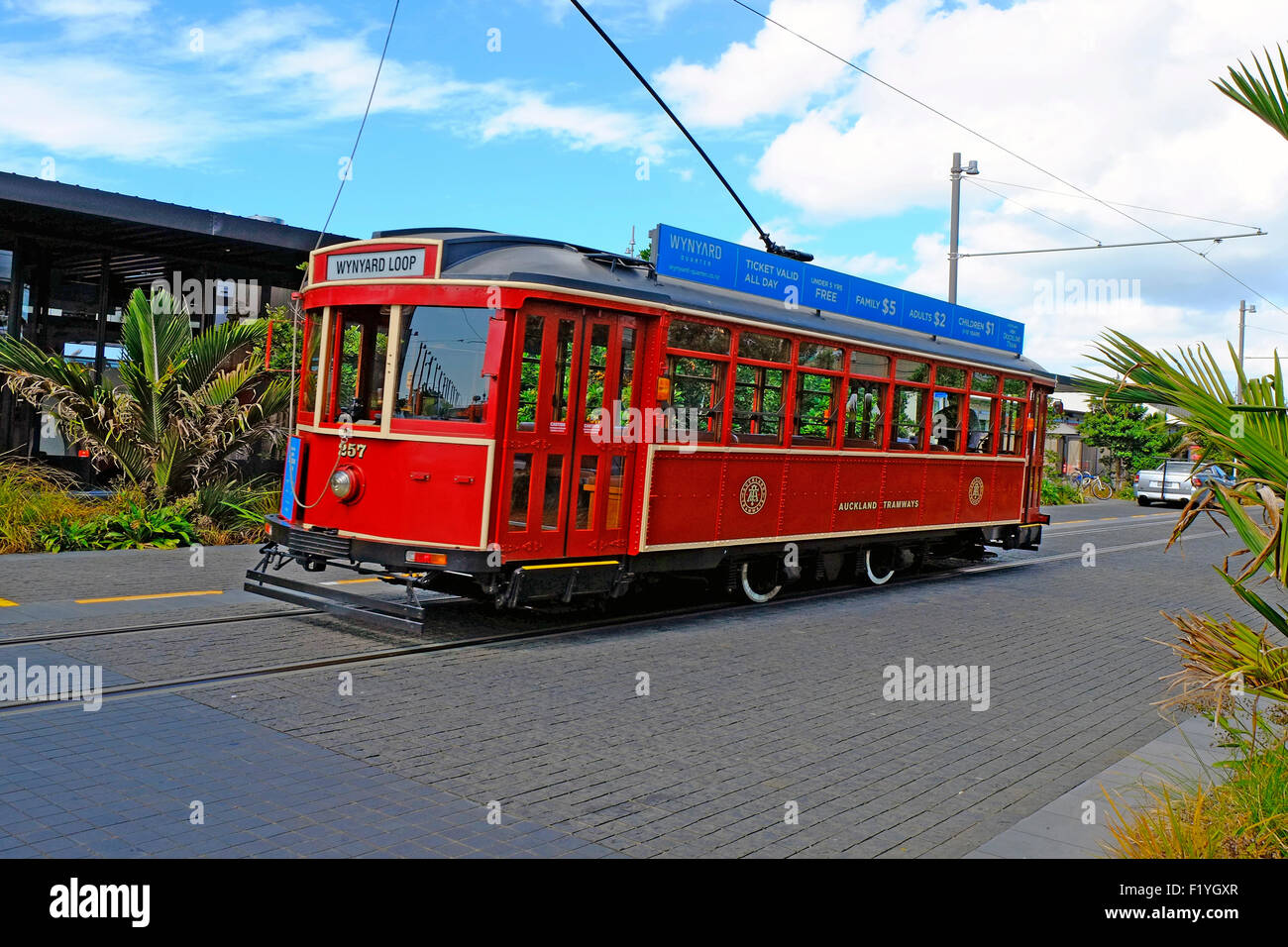 Auckland bus tour hi-res stock photography and images - Alamy