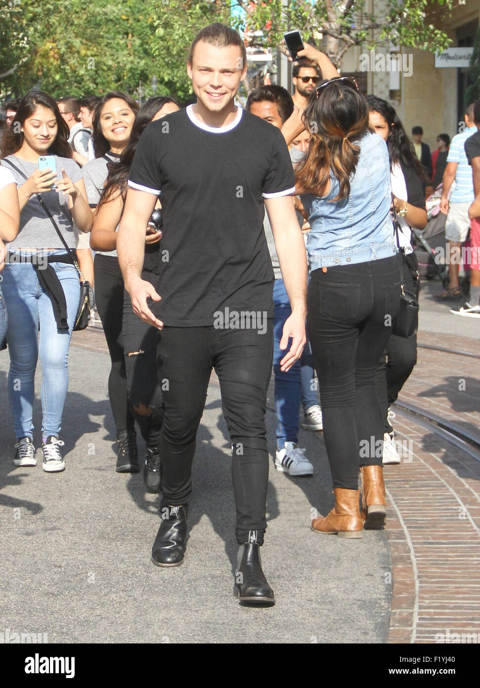 Five Seconds of Summer, Ashton Irwin greets fans at The Grove in ...