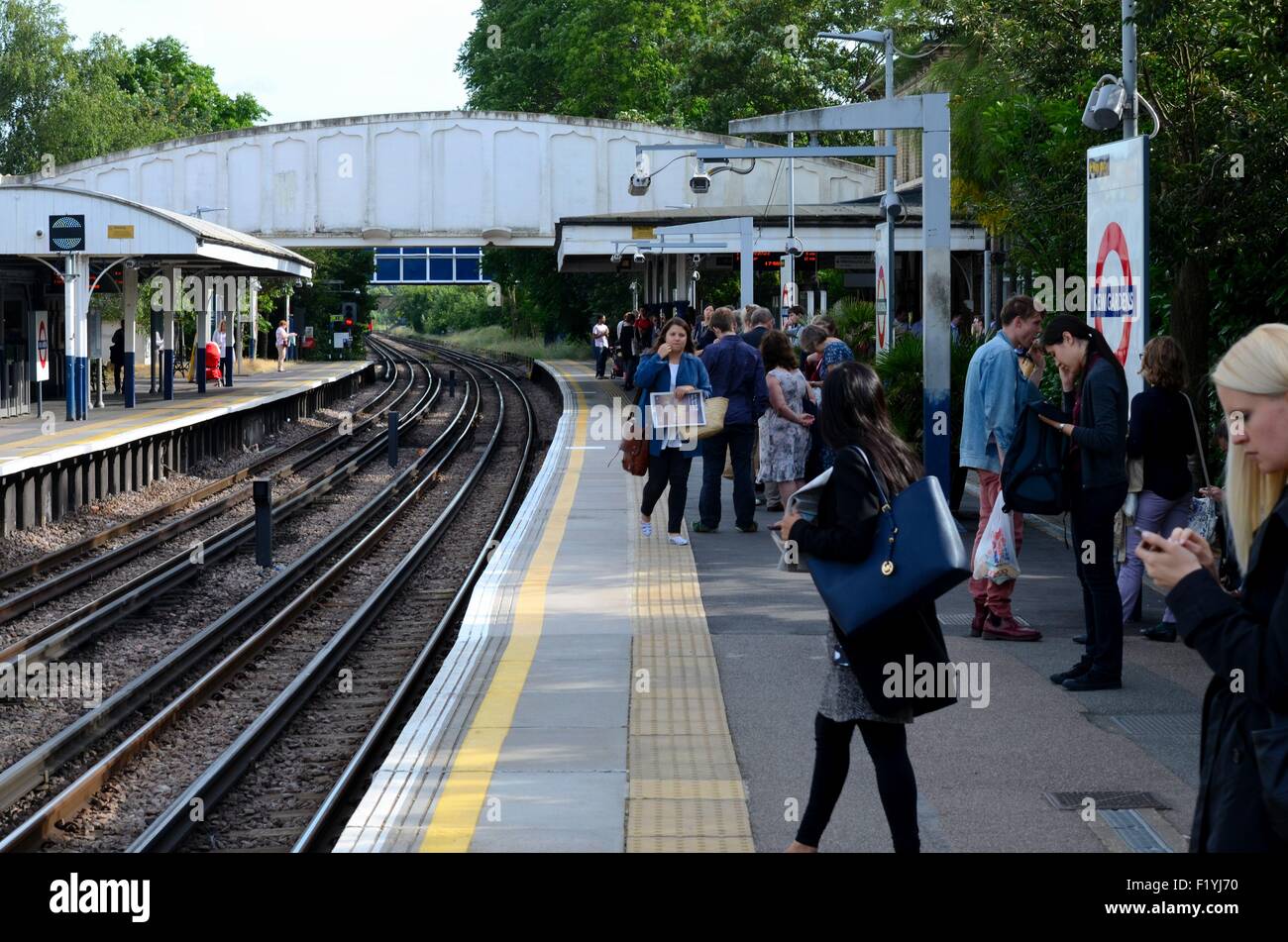Kew bridge station hi-res stock photography and images - Alamy
