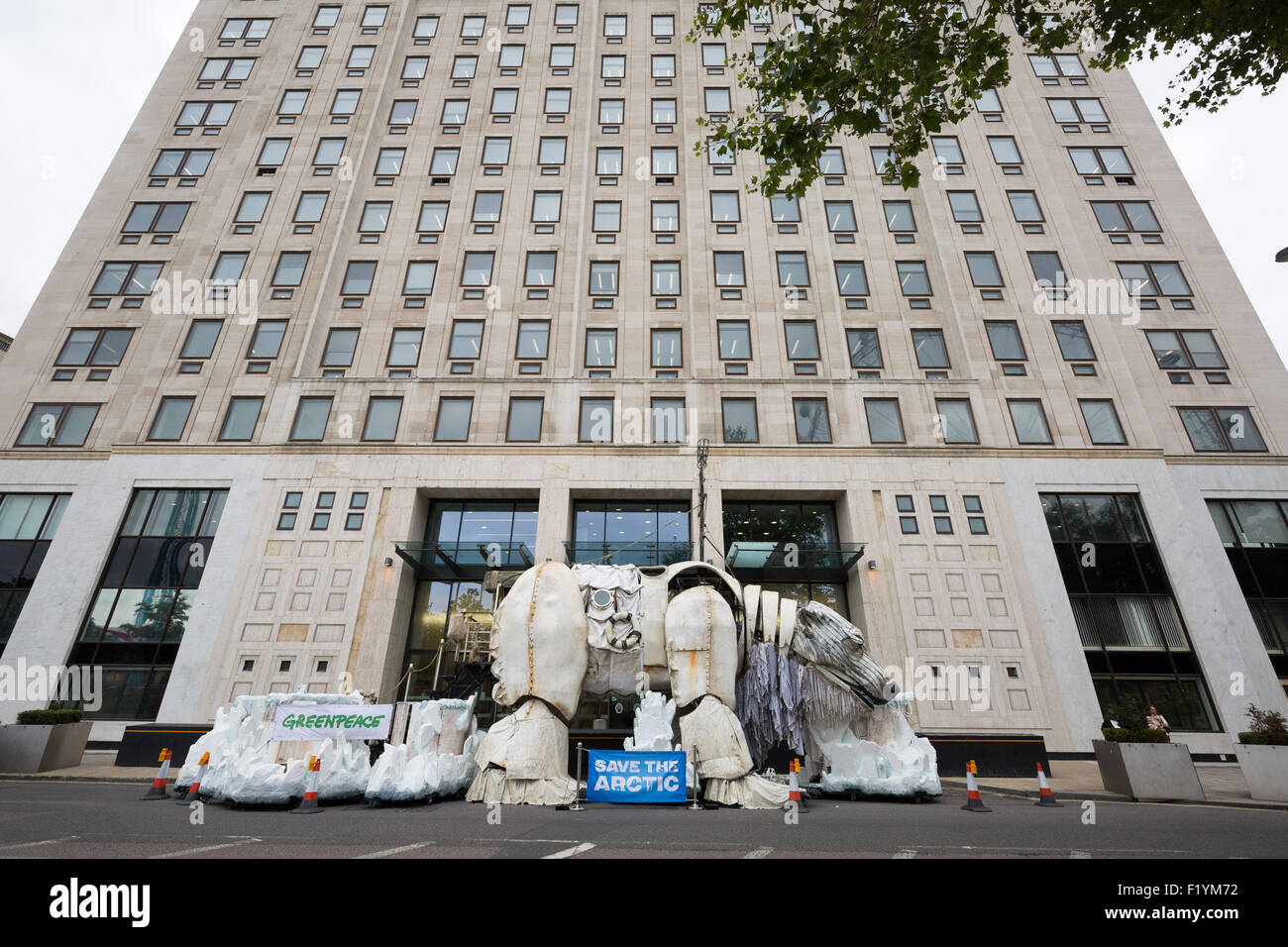 Greenpeace protest hi-res stock photography and images - Alamy