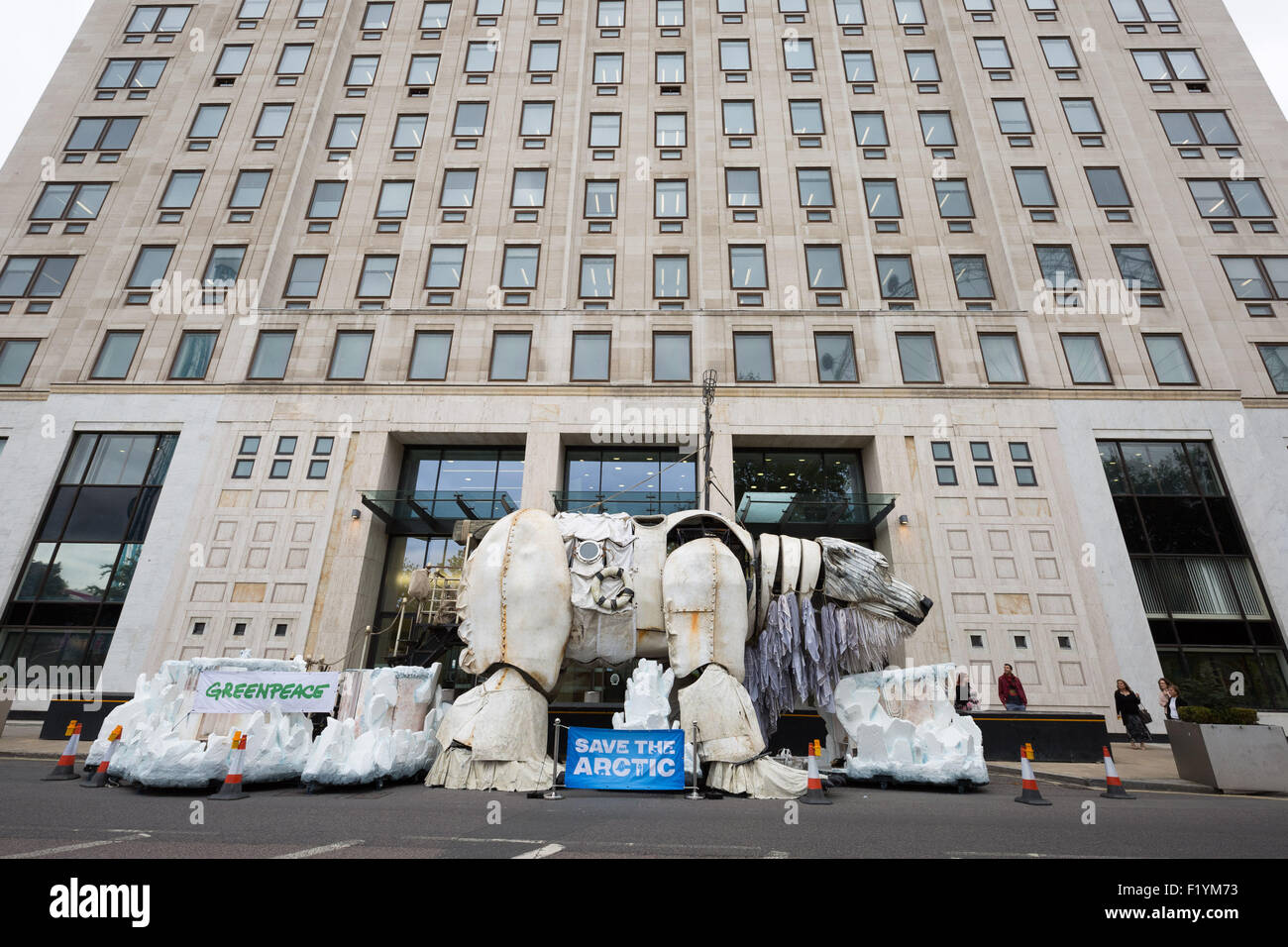 Greenpeace protest hi-res stock photography and images - Alamy