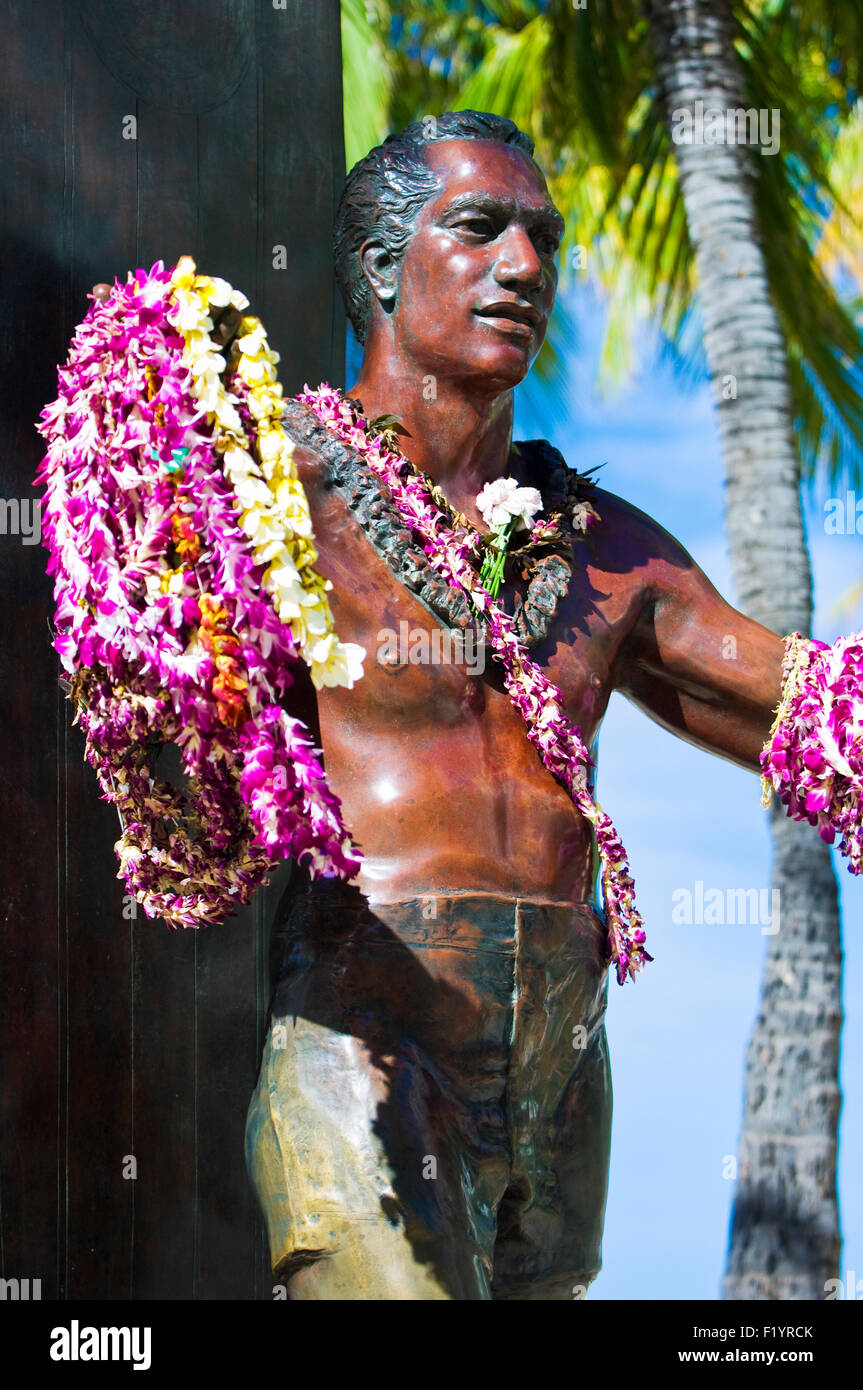 The bronze statue of Duke Paoa Kahanamoku at Waikiki beach Stock Photo ...