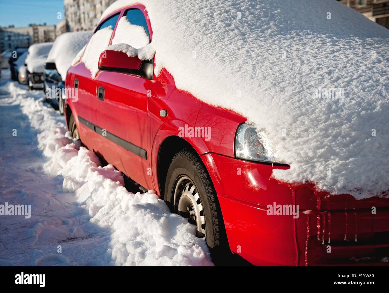 Snow covered cars Stock Photo - Alamy