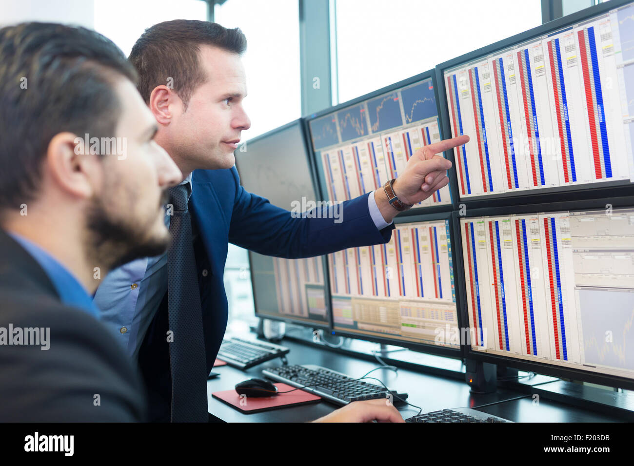 Stock market traders hi-res stock photography and images - Alamy