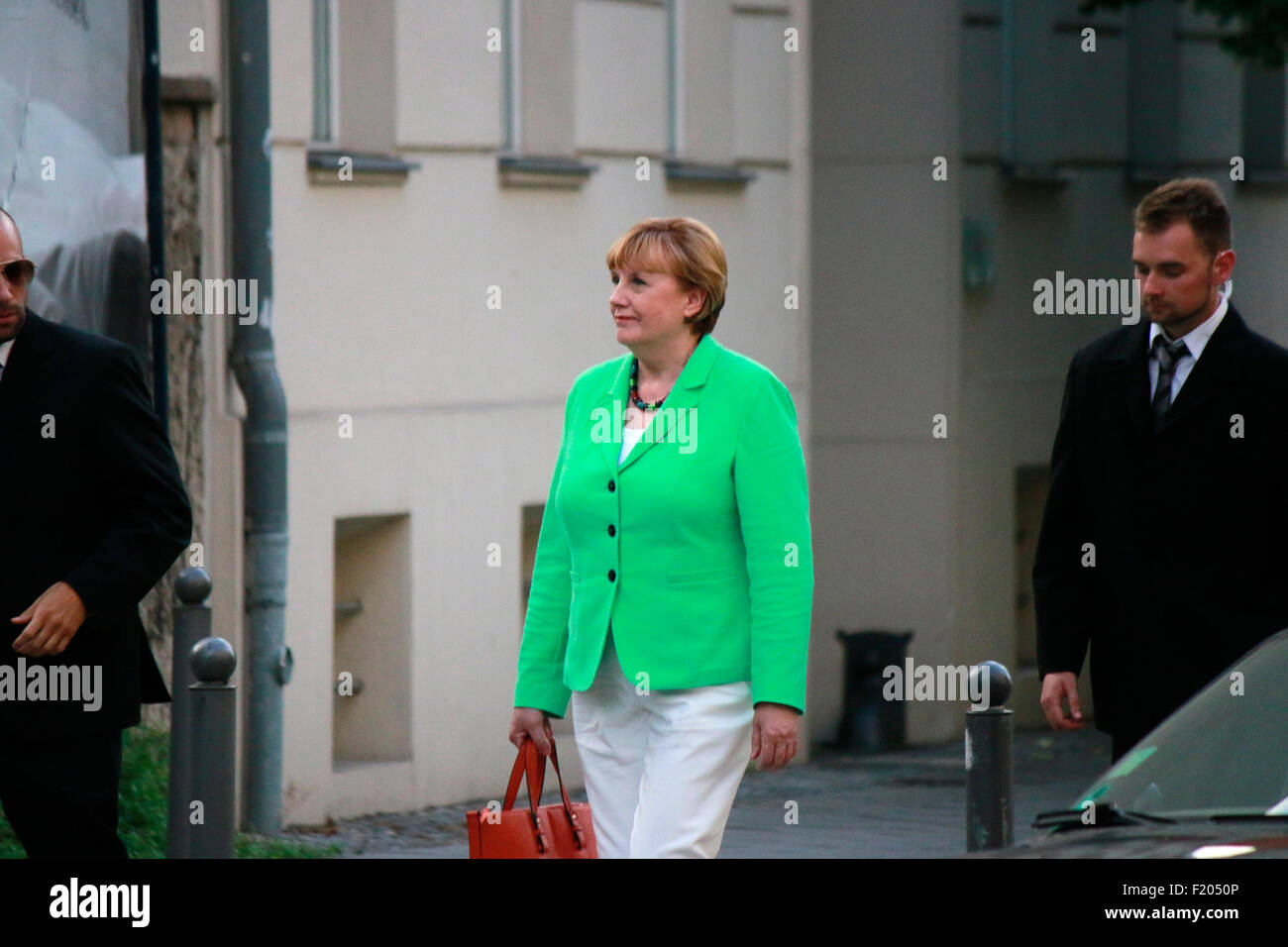 eine Schauspielerin, die die deutsche BKin Angela Merkel darstellen ...