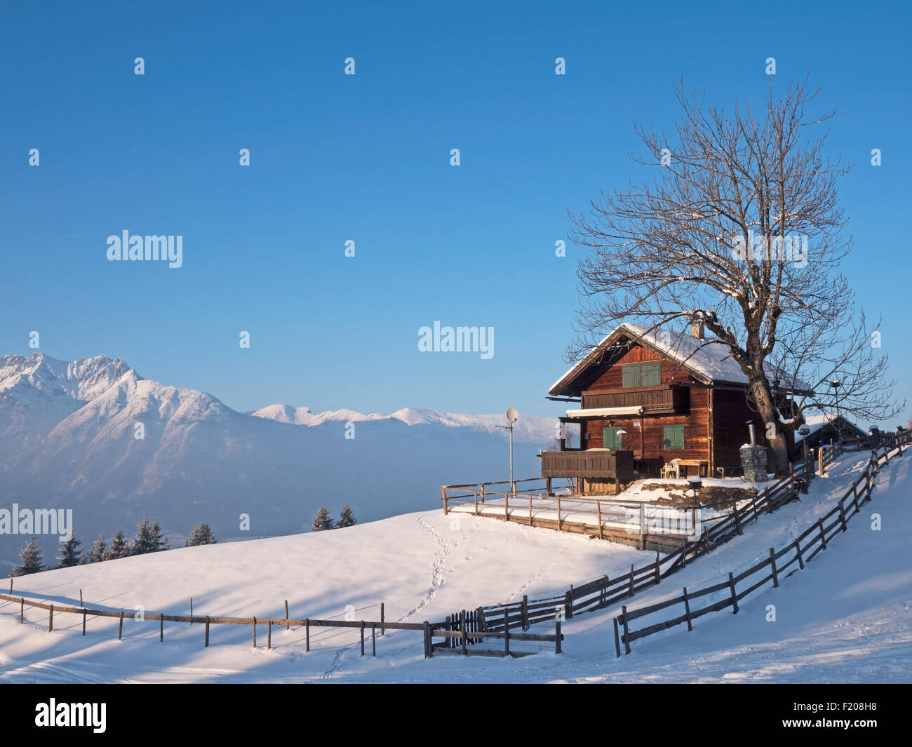 Hütte in den Alpen Stock Photo - Alamy