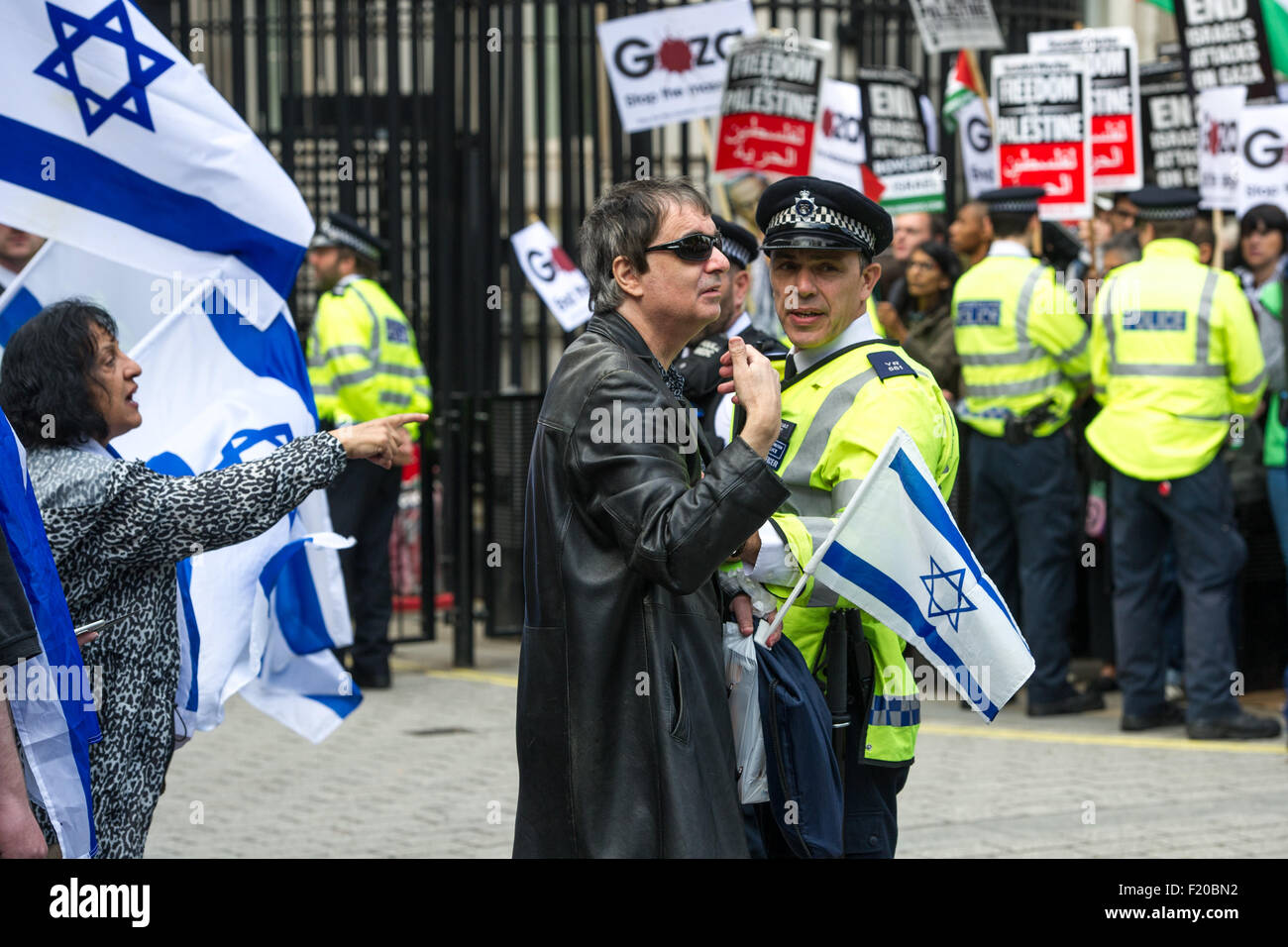 London, UK. 09 September, 2015. Pro-Palestinian and pro-Israelis face ...