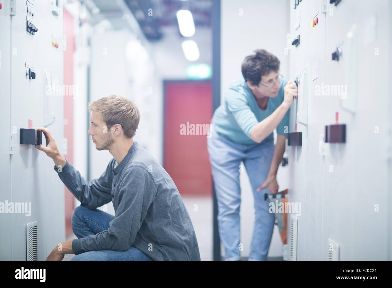 Male female laboratory technicians hi-res stock photography and images ...