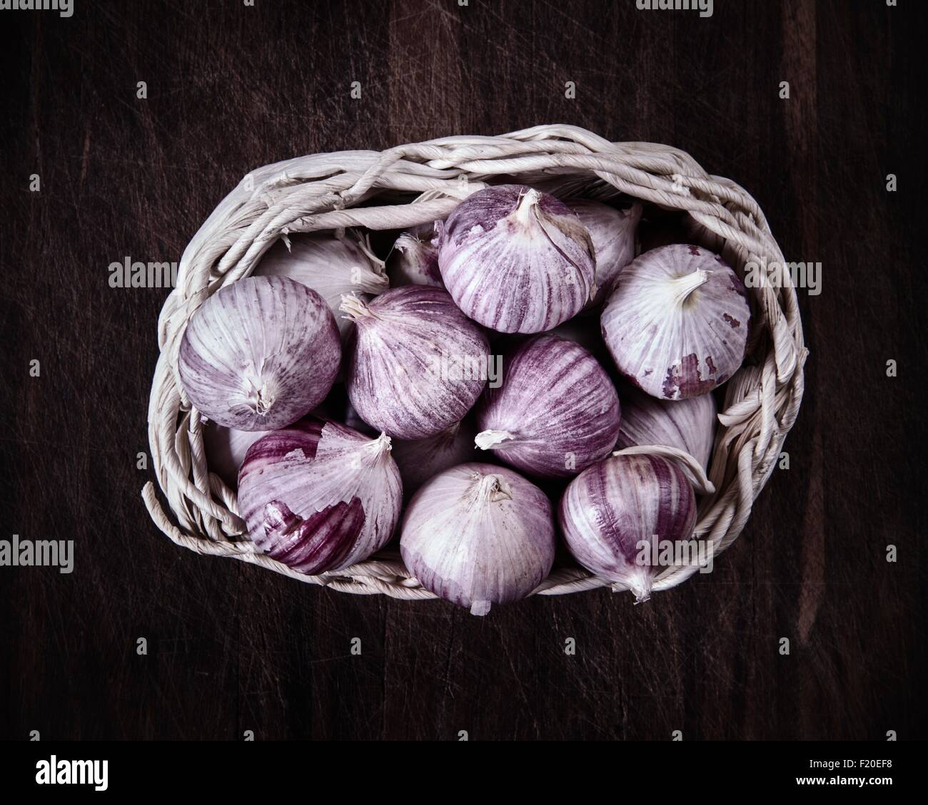 Garlic in basket, overhead view Stock Photo - Alamy