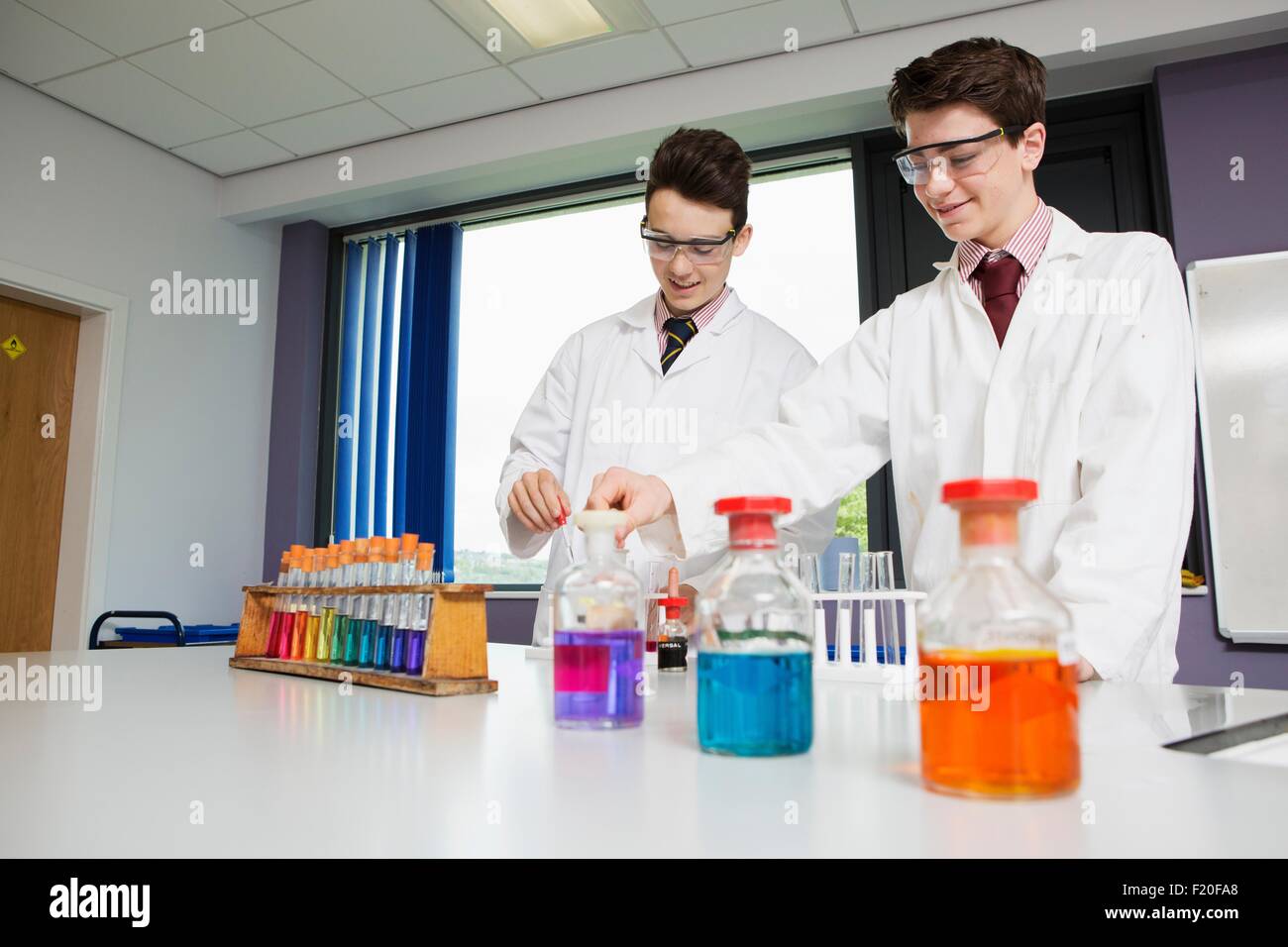 High school students chemistry lab hi-res stock photography and images ...