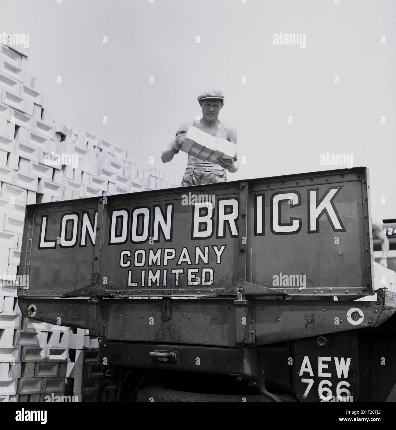 Men loading bricks hi-res stock photography and images - Alamy