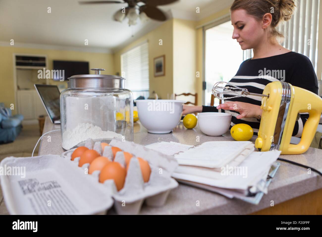 Hand mixer kitchen woman hi-res stock photography and images - Alamy