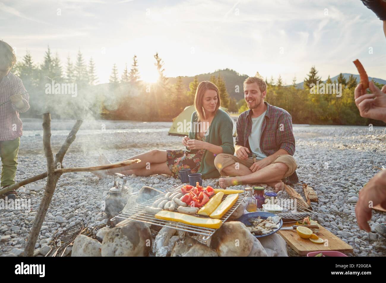 Campfire cooking hi-res stock photography and images - Alamy