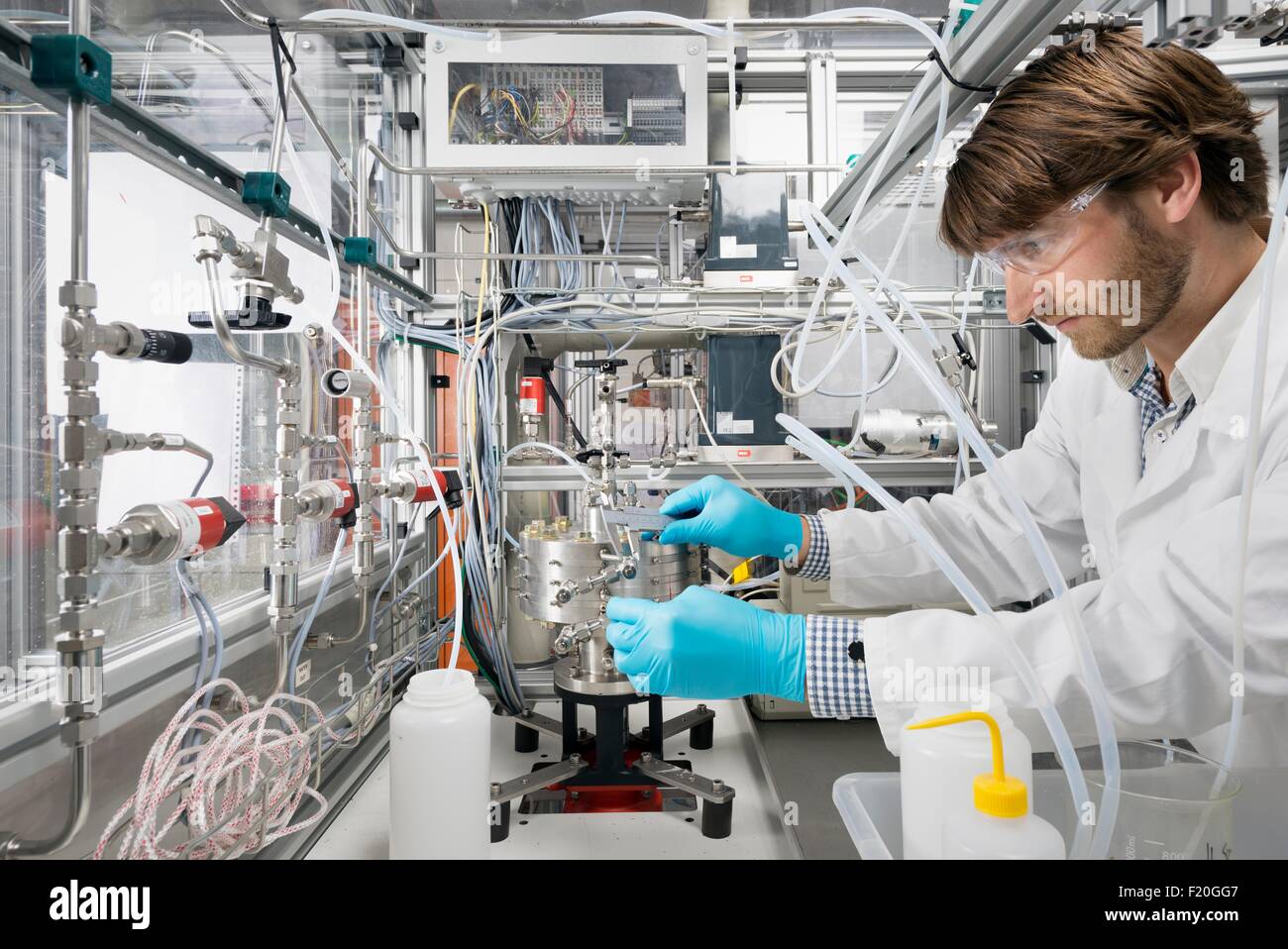 Scientist mixing chemicals hi-res stock photography and images - Alamy