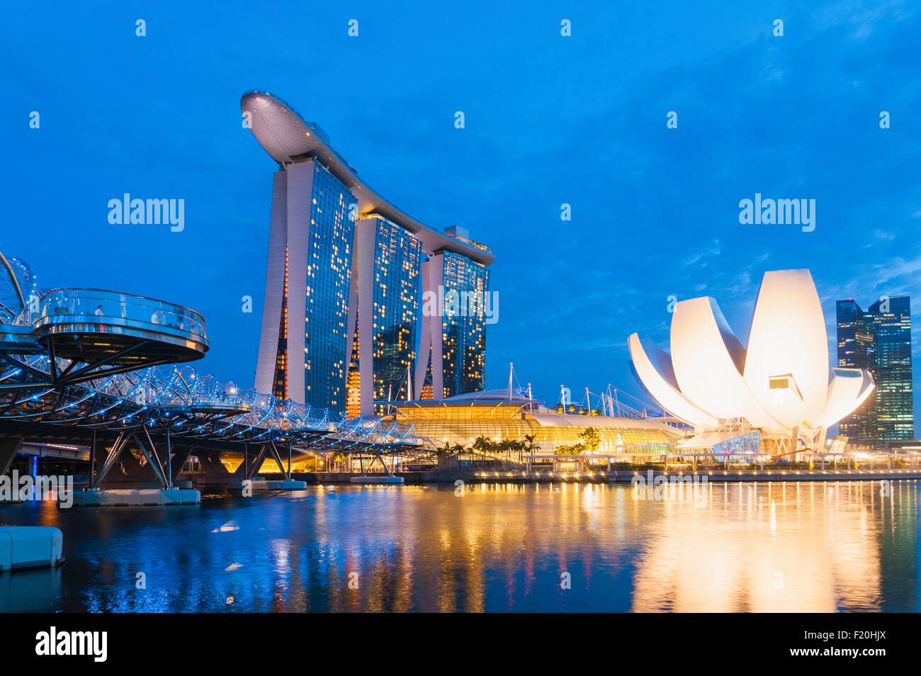 Night science museum hi-res stock photography and images - Alamy