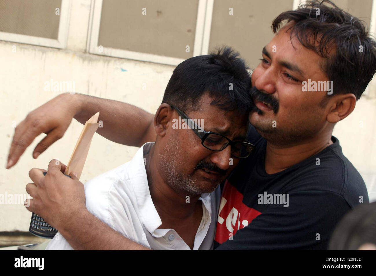 Relatives of journalist Aftab Alam, who was killed in target killing ...