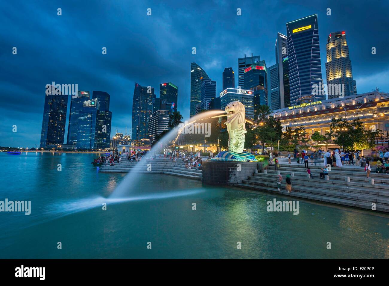 Singapore, city center, financial district with its skylines, Merlion ...