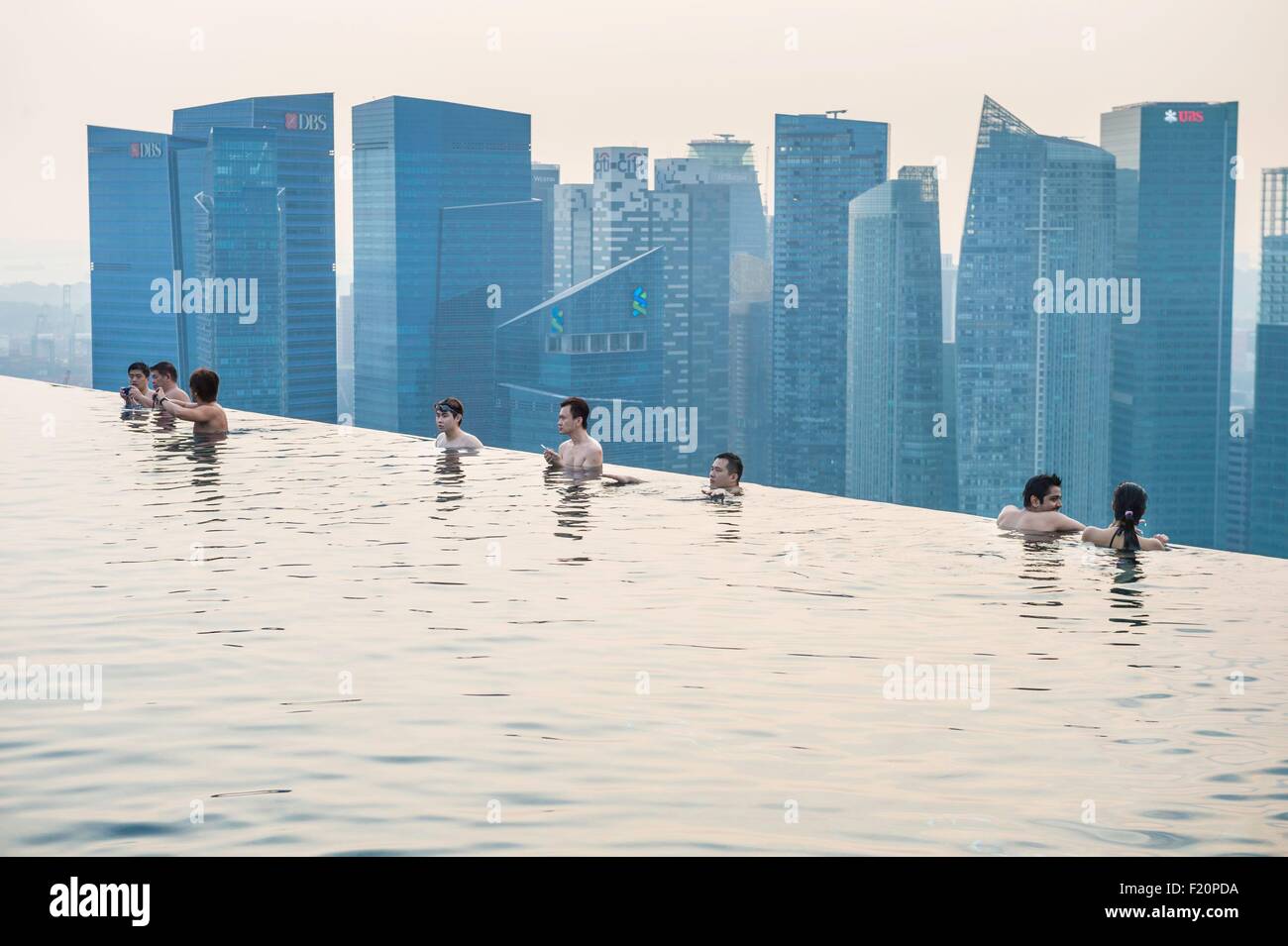 Singapore, Marina Bay, swimming-pool on the rooftop of Marina Bay Sands ...
