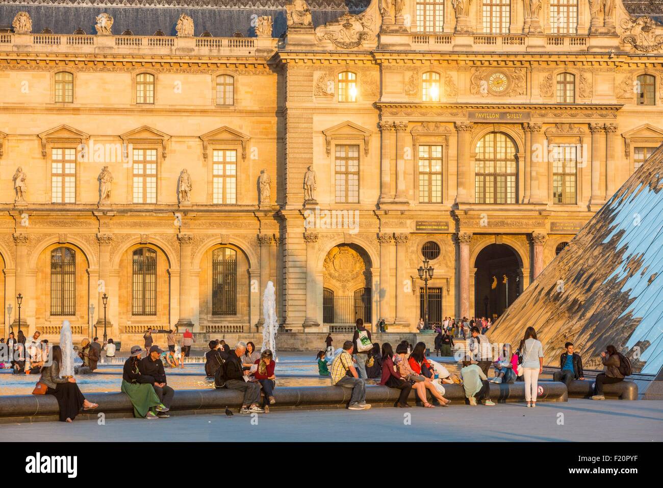 Louvre pyramid by architect im pei hi-res stock photography and images ...