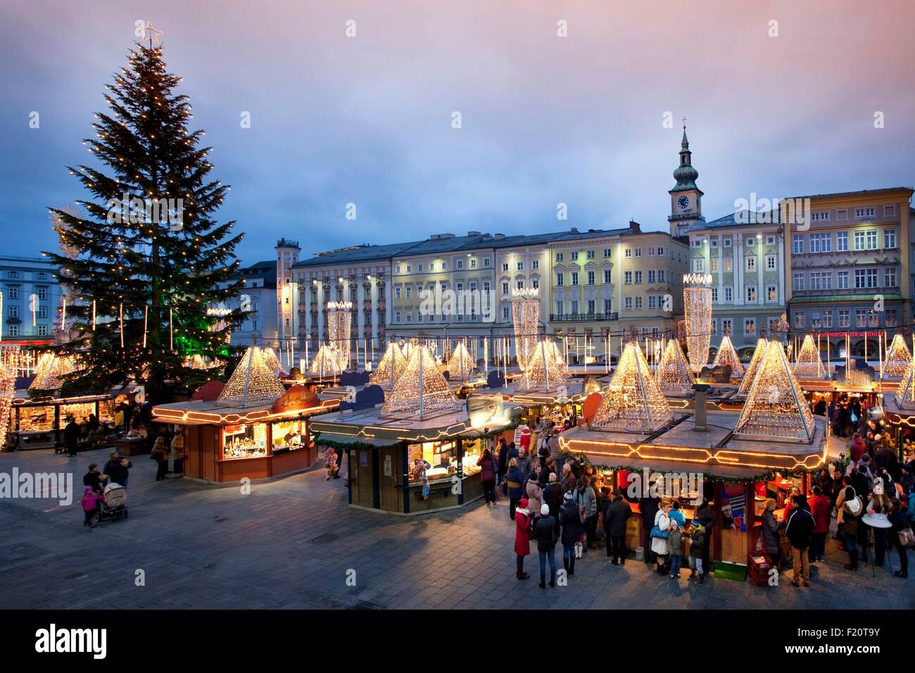 Austria, Upper Austria, Linz, Hauptplatz Christmas Market at dusk Stock ...
