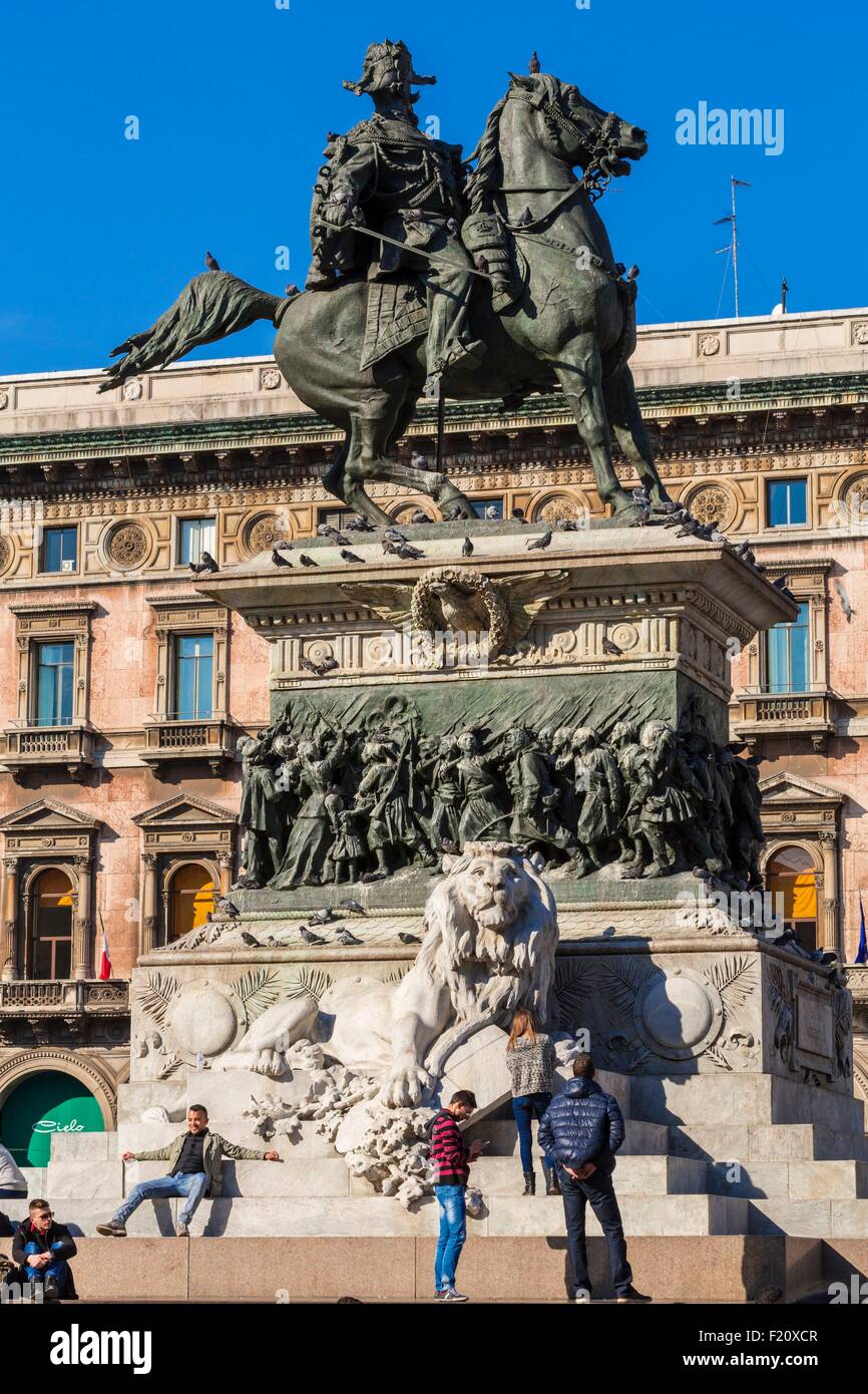 Milan duomo statue hi-res stock photography and images - Alamy