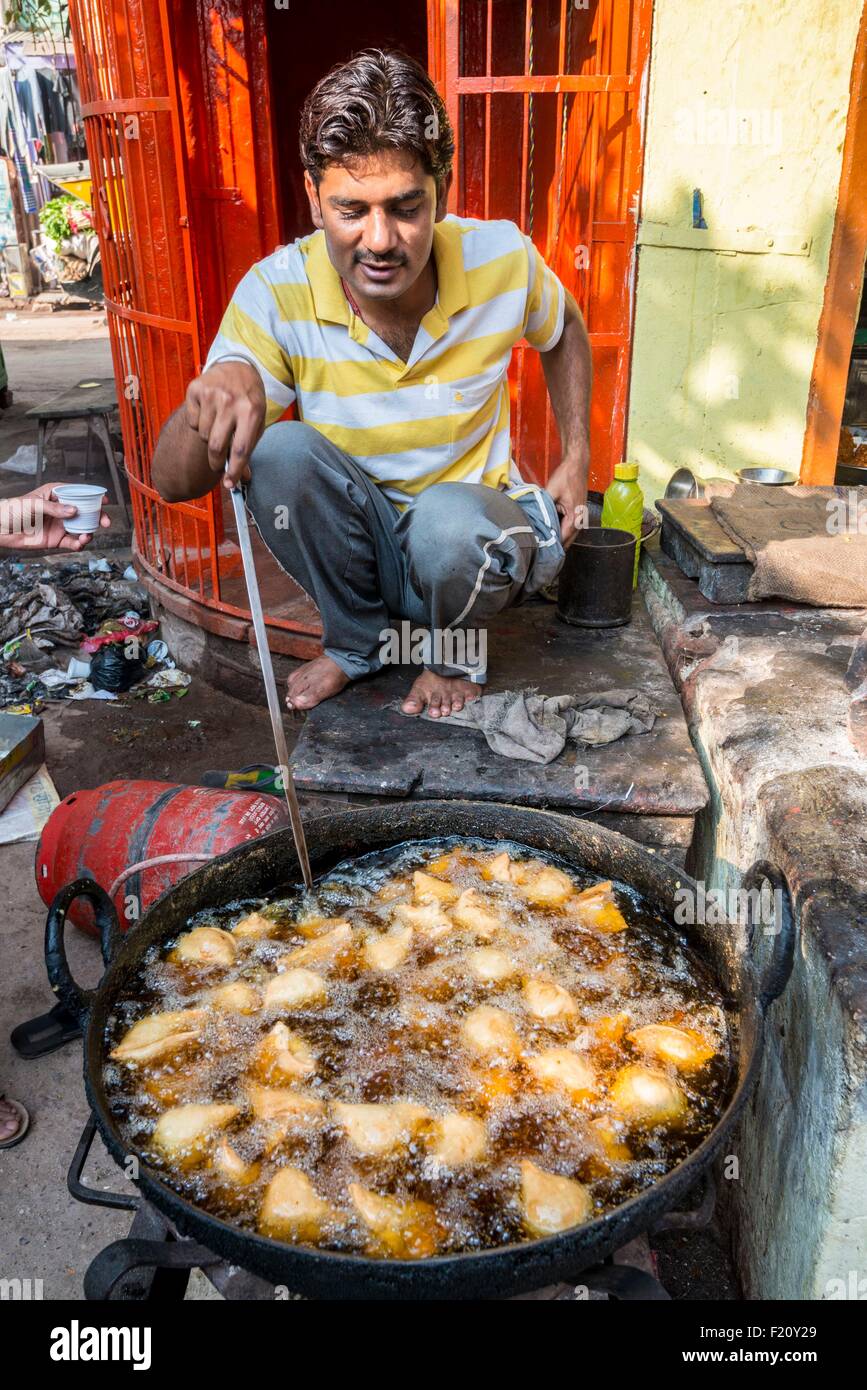 India, Rajasthan state, Shekhawati region, Nawalgarh, frying samosas ...