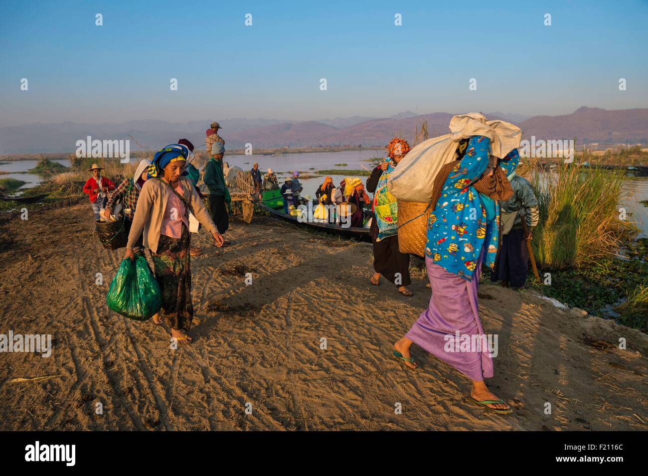 Myanmar (Burma), Shan state, Pao's tribe, Sagar lake, Sagar (Samkar ...