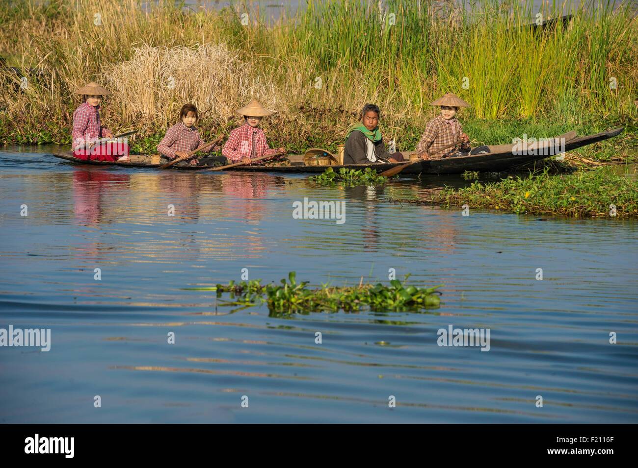 Myanmar (Burma), Shan state, Pao's tribe, Sagar lake, Sagar (Samkar ...