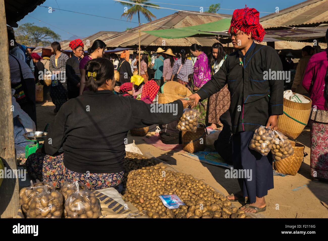 Myanmar (Burma), Shan state, Pao's tribe, Sagar lake, Sagar (Samkar ...