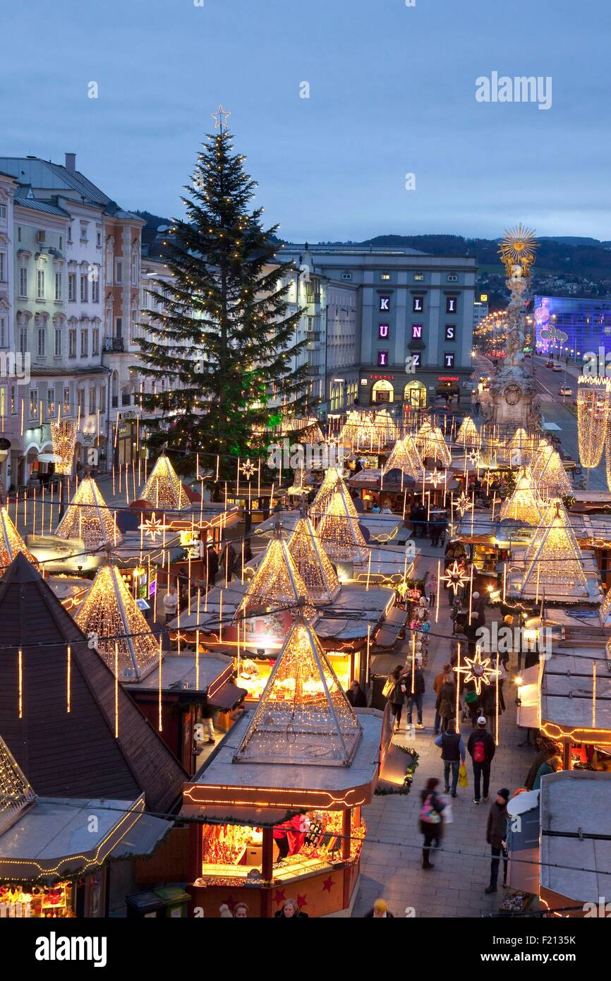 Austria, Upper Austria, Linz, Hauptplatz Christmas Market at dusk Stock ...