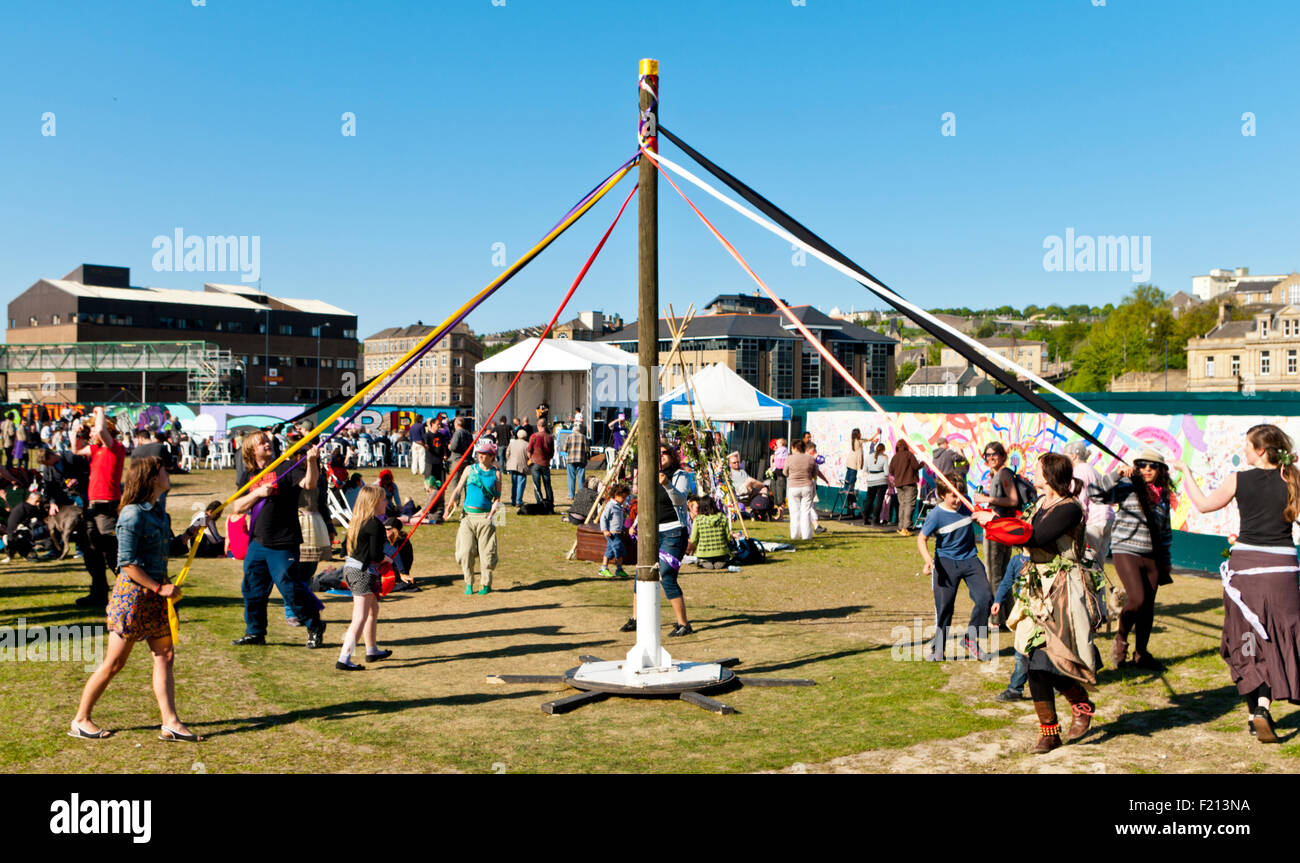 Uk may day dance pole hi-res stock photography and images - Alamy