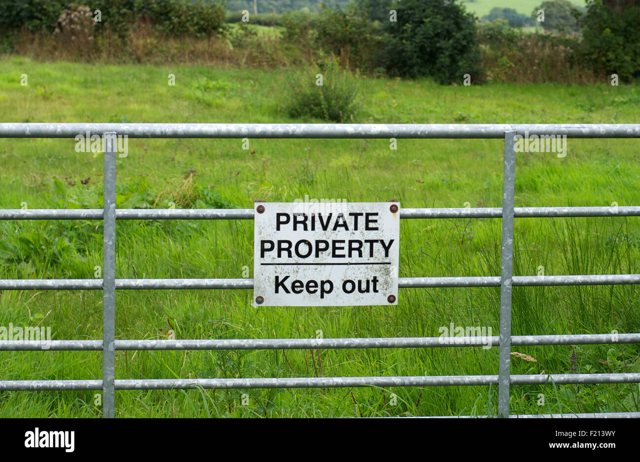 Gate keep out sign hi-res stock photography and images - Alamy
