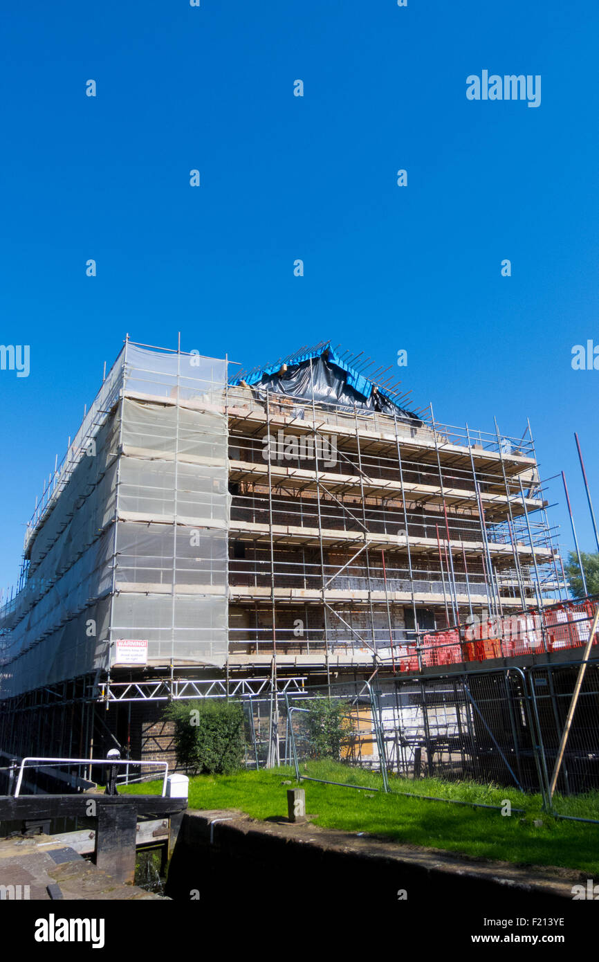 Black netting and scaffolding hi-res stock photography and images - Alamy