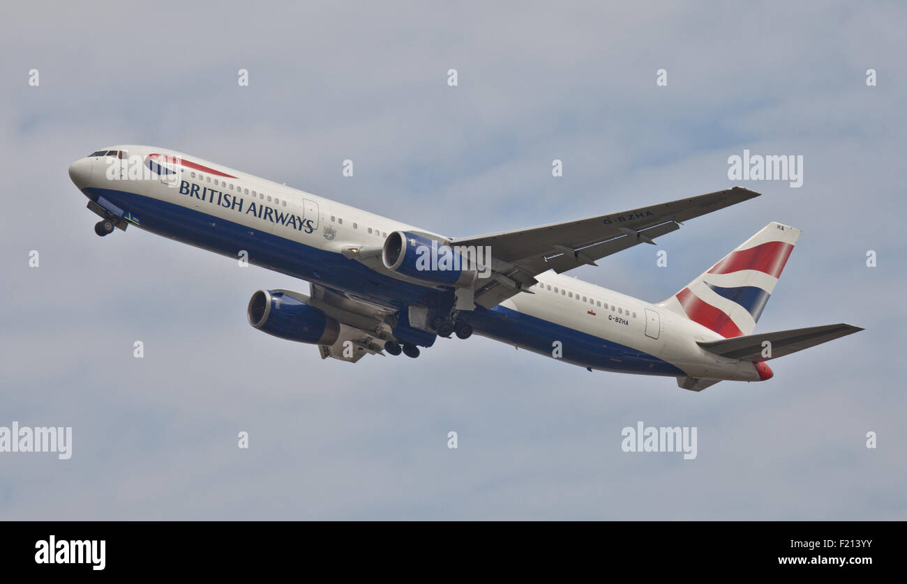 British airways boeing 767 taking off hi-res stock photography and ...