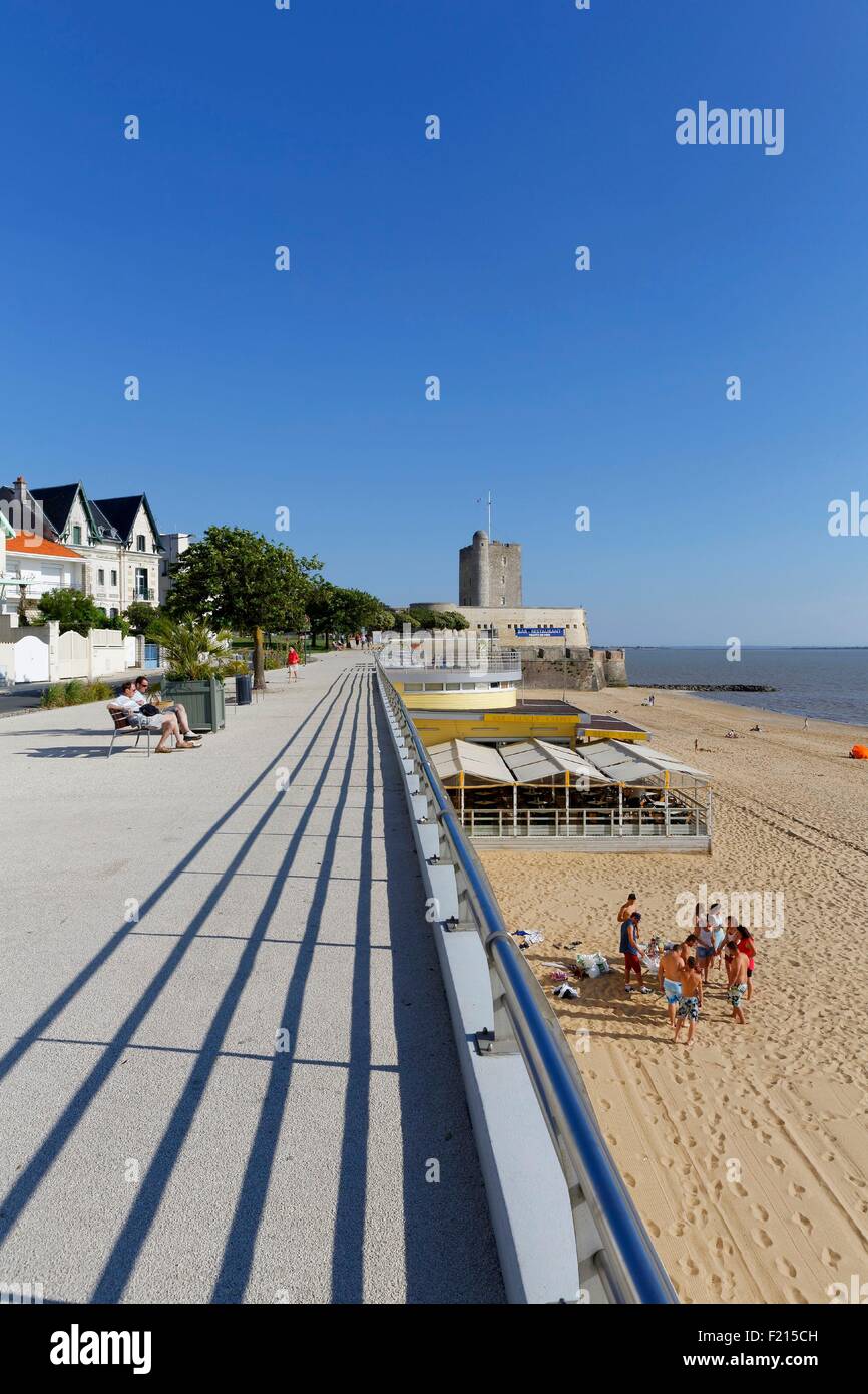 France, Charente Maritime, Fouras, Great beach with Fouras Fort in ...