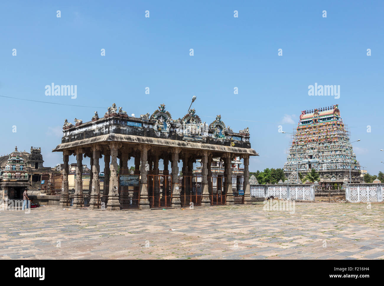 Bathing tank at Thillai Natarajah Hindu temple in Chidambaram, Tamil ...