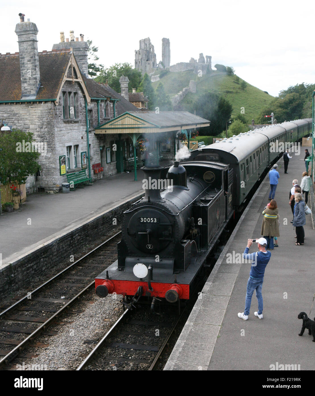 Steam train at the platform at Corfe Castle station Stock Photo - Alamy