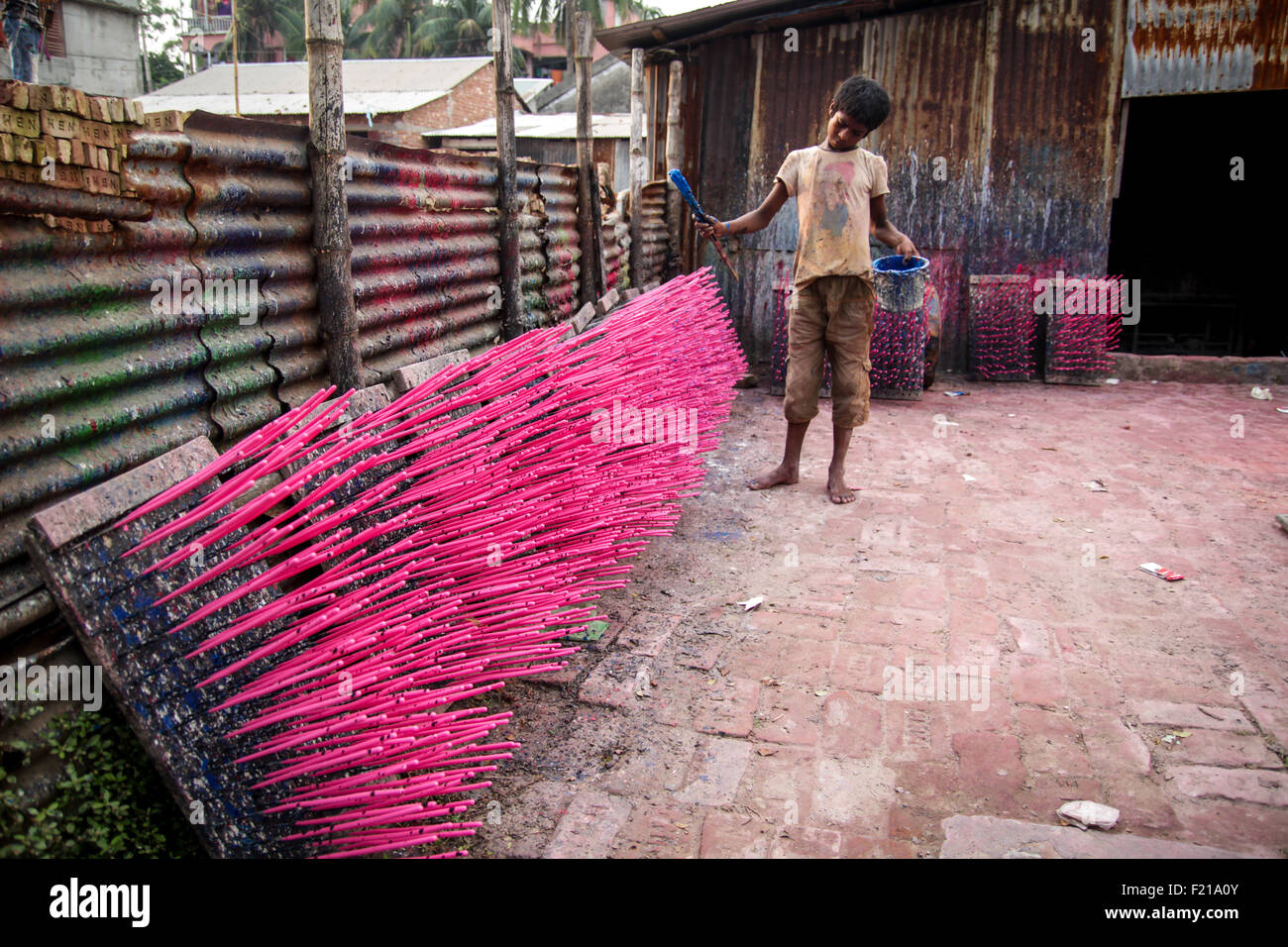 Dhaka, Bangladesh. 09th Sep, 2015. A child painting balloons at a local ...