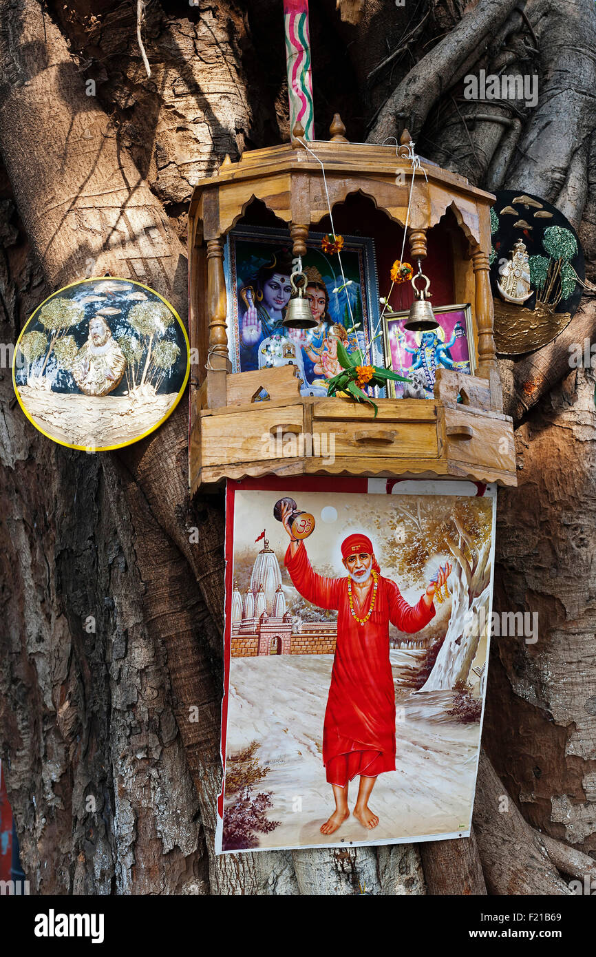 Hindu roadside shrine hi-res stock photography and images - Alamy